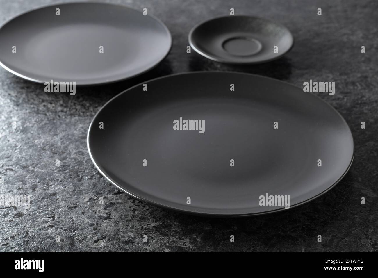 Black ceramic plates on hi-res stock photography and images - Alamy