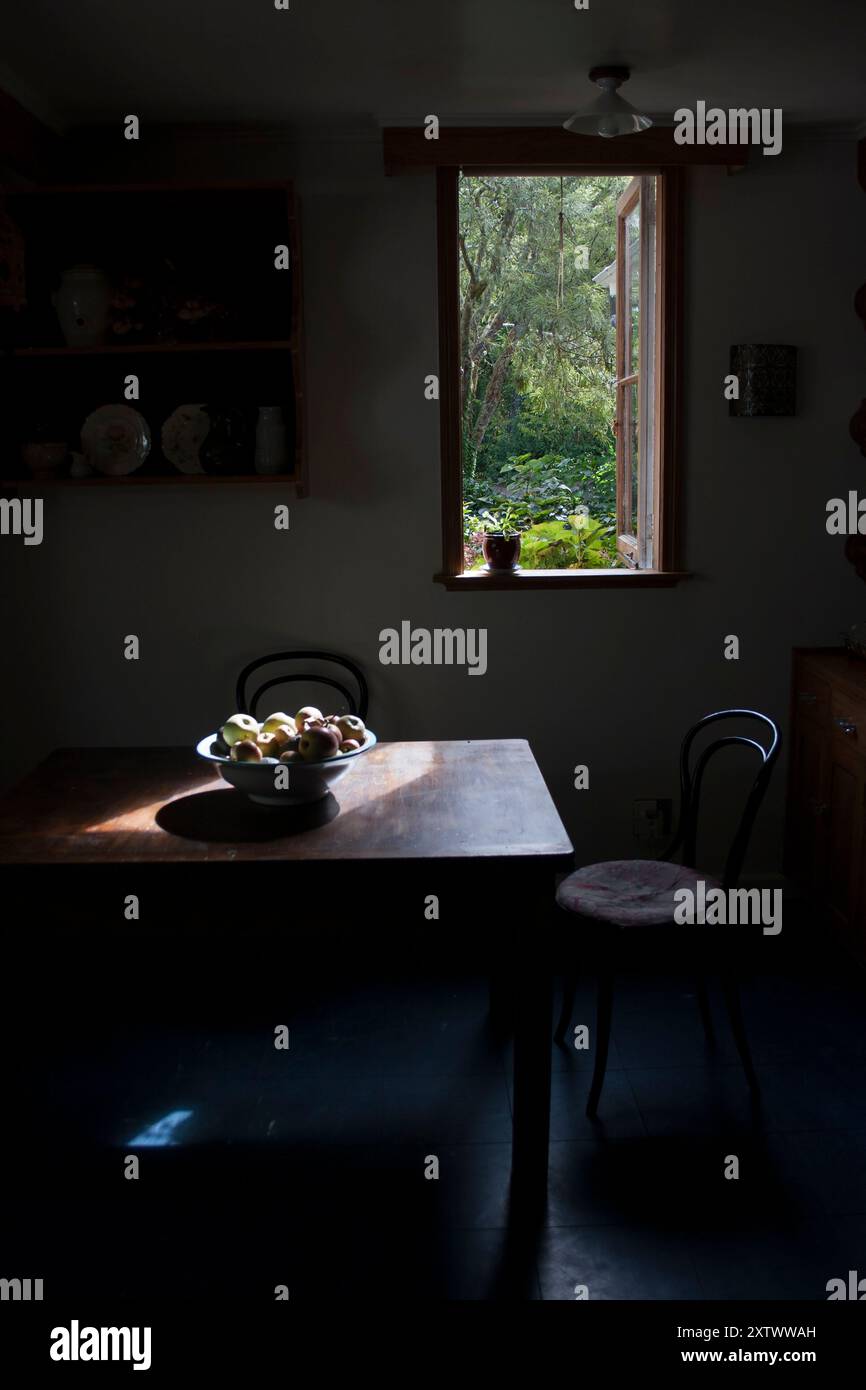 Light through kitchen window hi-res stock photography and images - Alamy