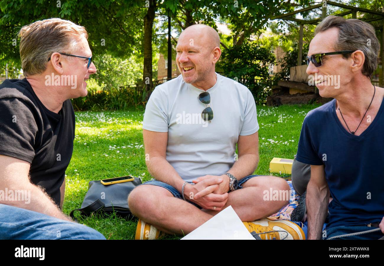 Conversation in a park hi-res stock photography and images - Alamy