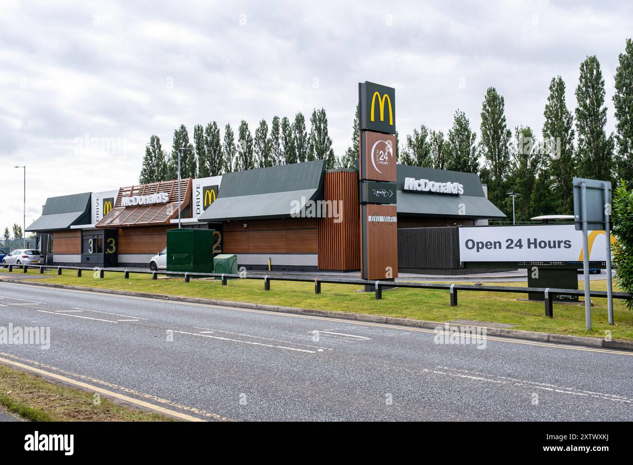 Mcdonalds restaurant open 24 hi-res stock photography and images - Alamy