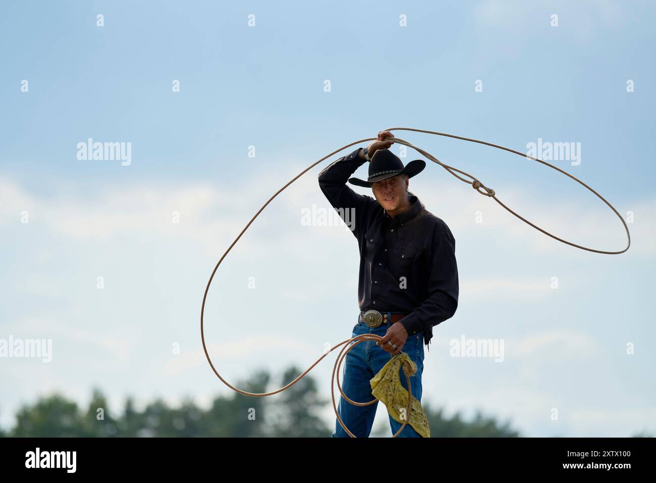 Cowboy with lasso hi-res stock photography and images - Alamy
