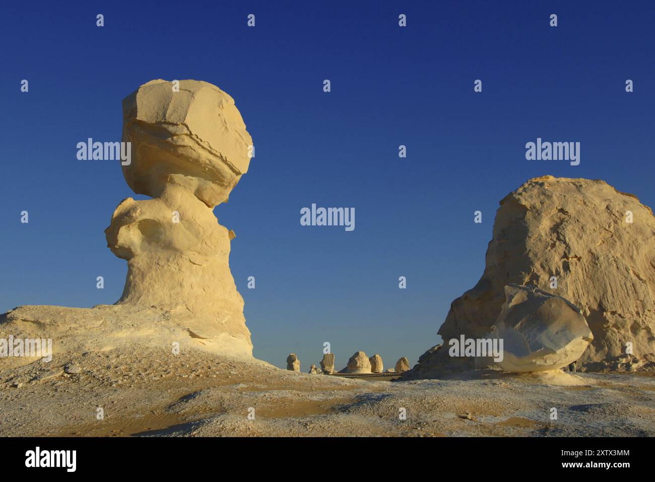 Egypt, White Desert, bizarre sandstone cliffs, Middle East, Africa ...