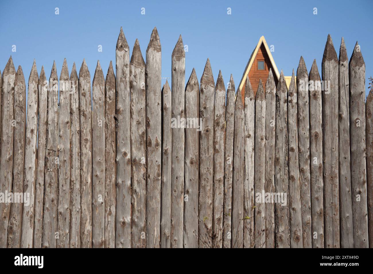 The wooden fence of sharpened logs timber Stock Photo - Alamy