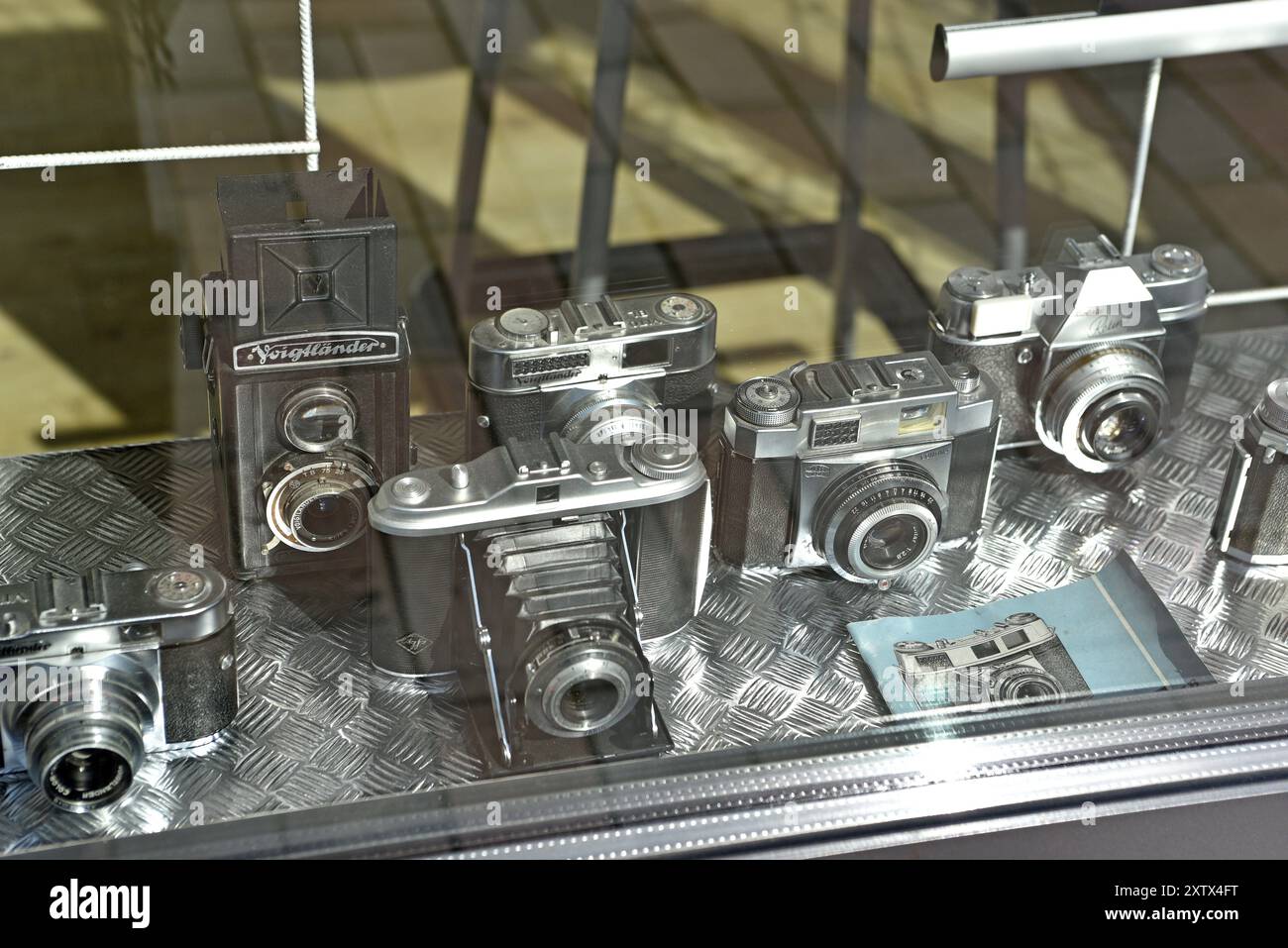 Europe, Germany, historical cameras in the window of a photo shop ...