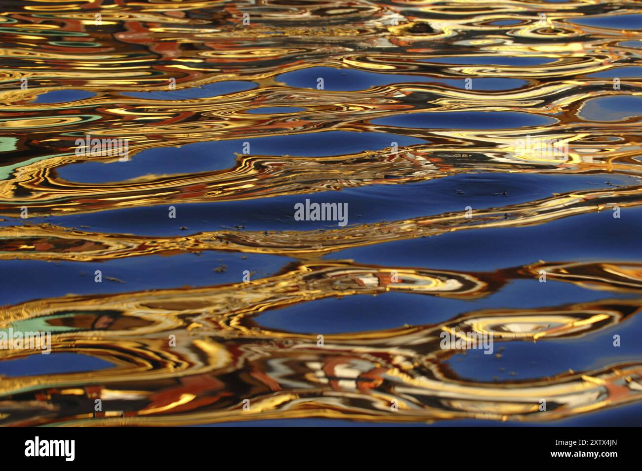Gold body figure hi-res stock photography and images - Alamy