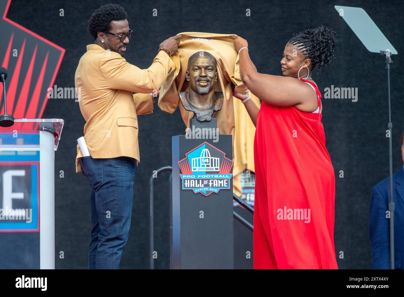 Former San Francisco 49ers linebacker Patrick Willis unveils the ...