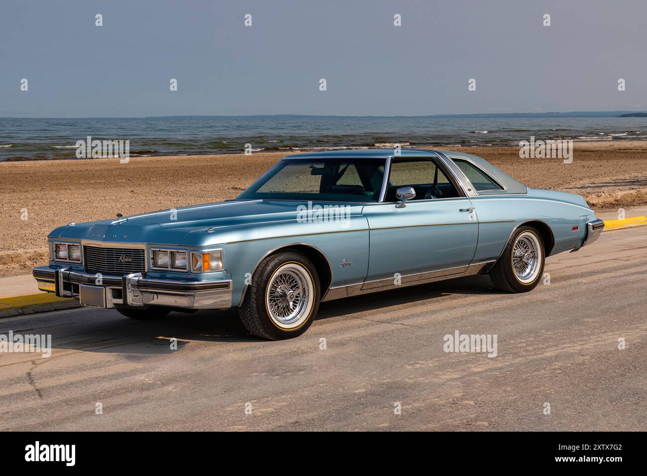 1970's luxury car beach hi-res stock photography and images - Alamy