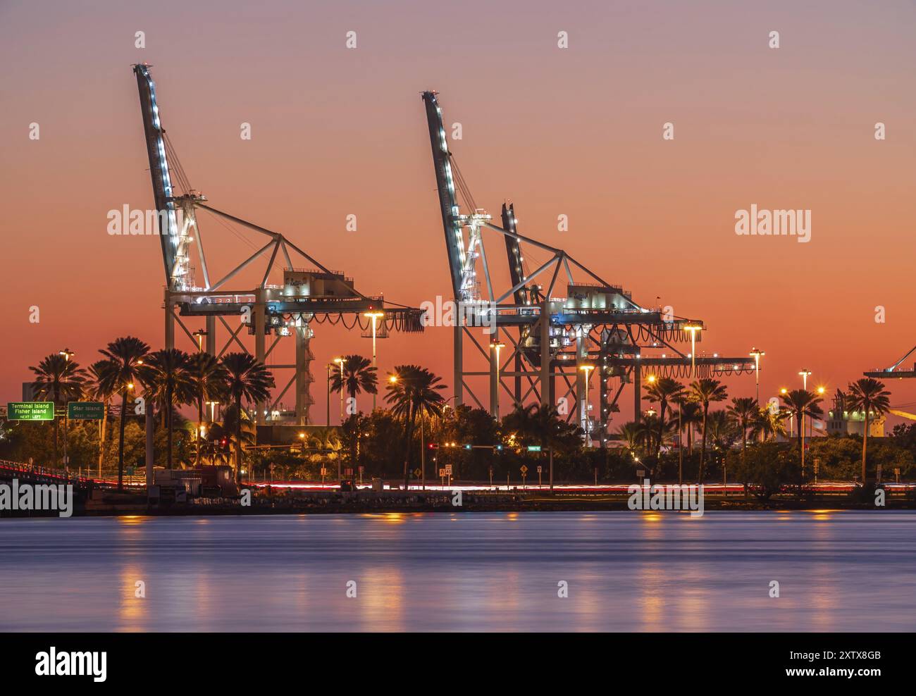 Traffic light sunset hi-res stock photography and images - Alamy