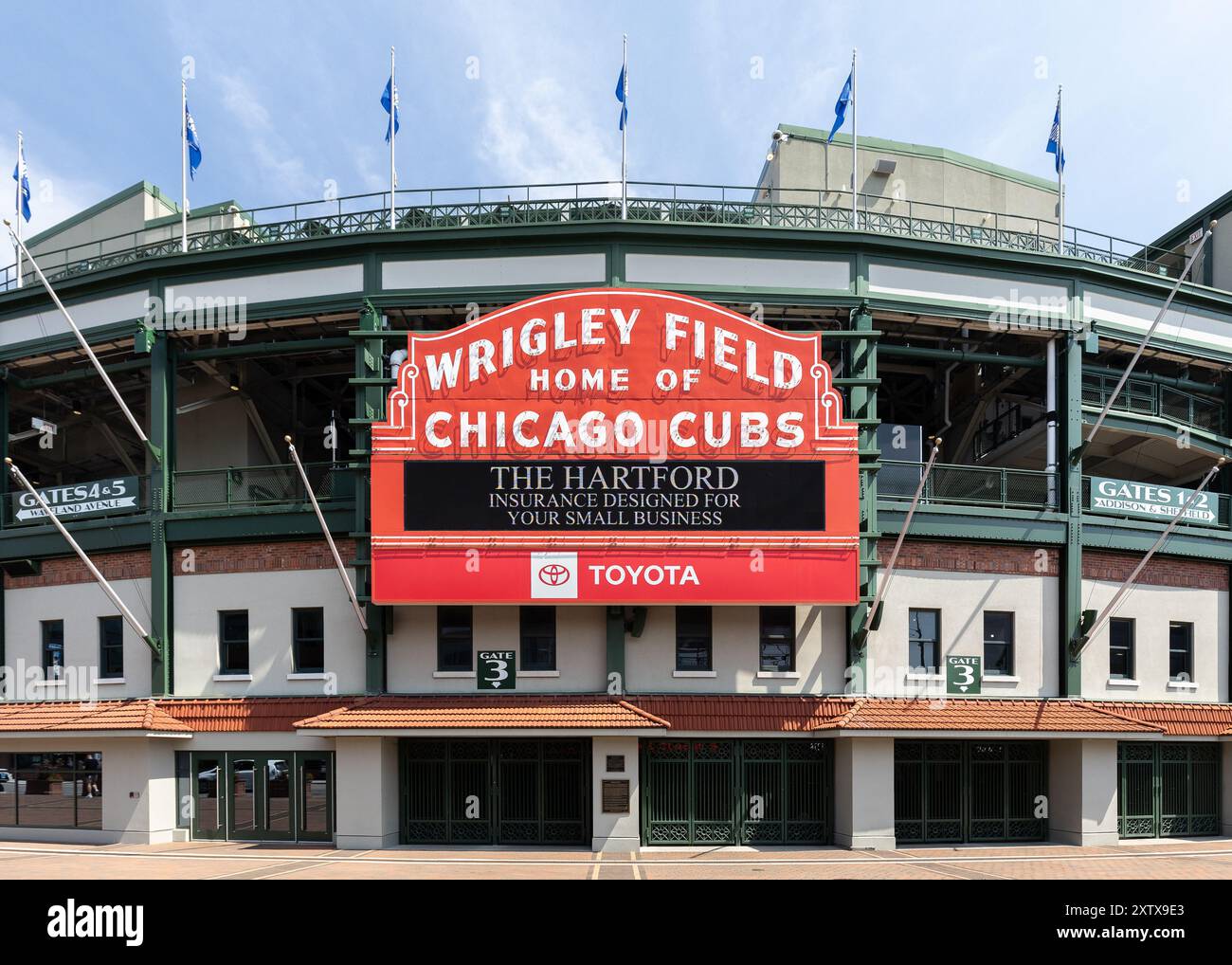 Wrigley field chicago exterior hi-res stock photography and images - Alamy