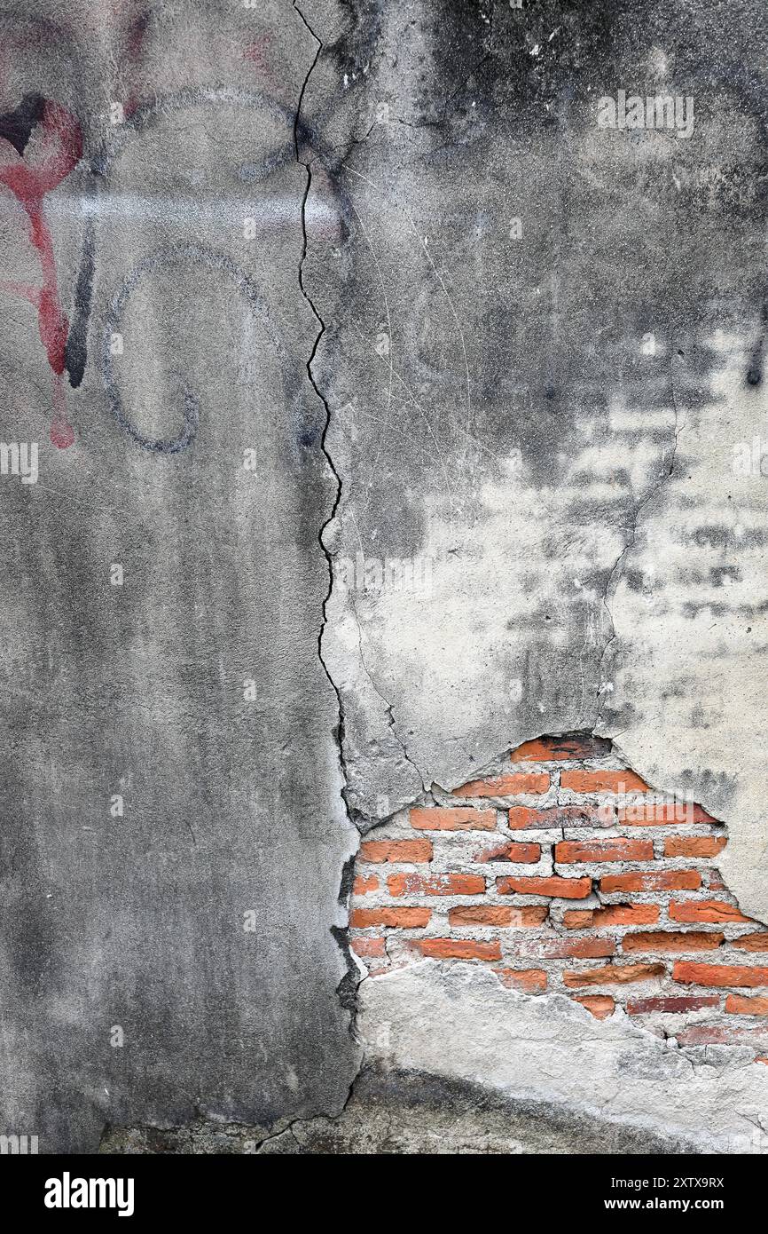 Cracked concrete wall, decay old red brick wall, bricklaying Stock ...