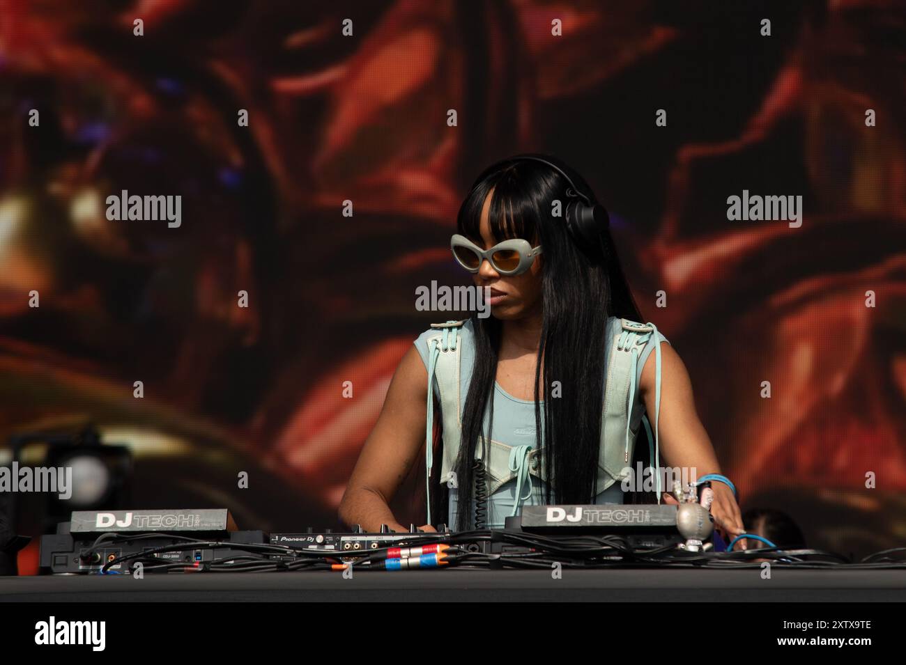 Dj kitty hi-res stock photography and images - Alamy
