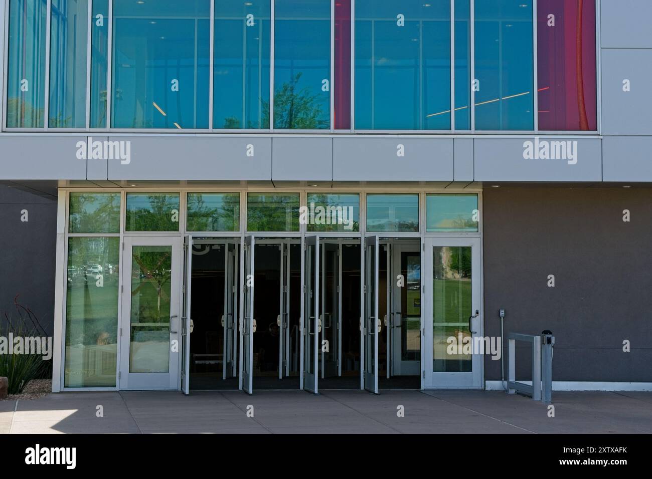 Doors open entrance hi-res stock photography and images - Alamy