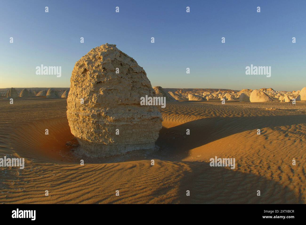 Egypt, White Desert, bizarre sandstone cliffs, Middle East, Africa ...