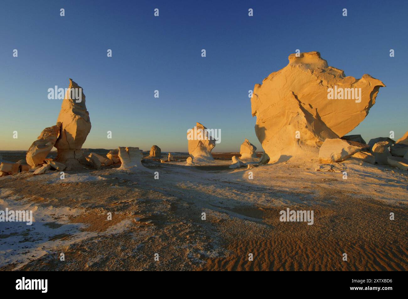 Egypt, White Desert, bizarre sandstone cliffs, Middle East, Africa ...