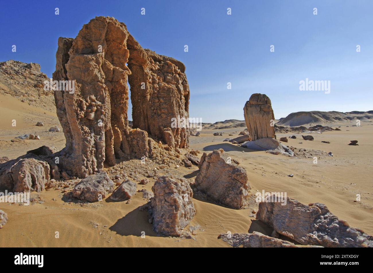 Egypt, White Desert, bizarre sandstone cliffs, Middle East, Africa ...