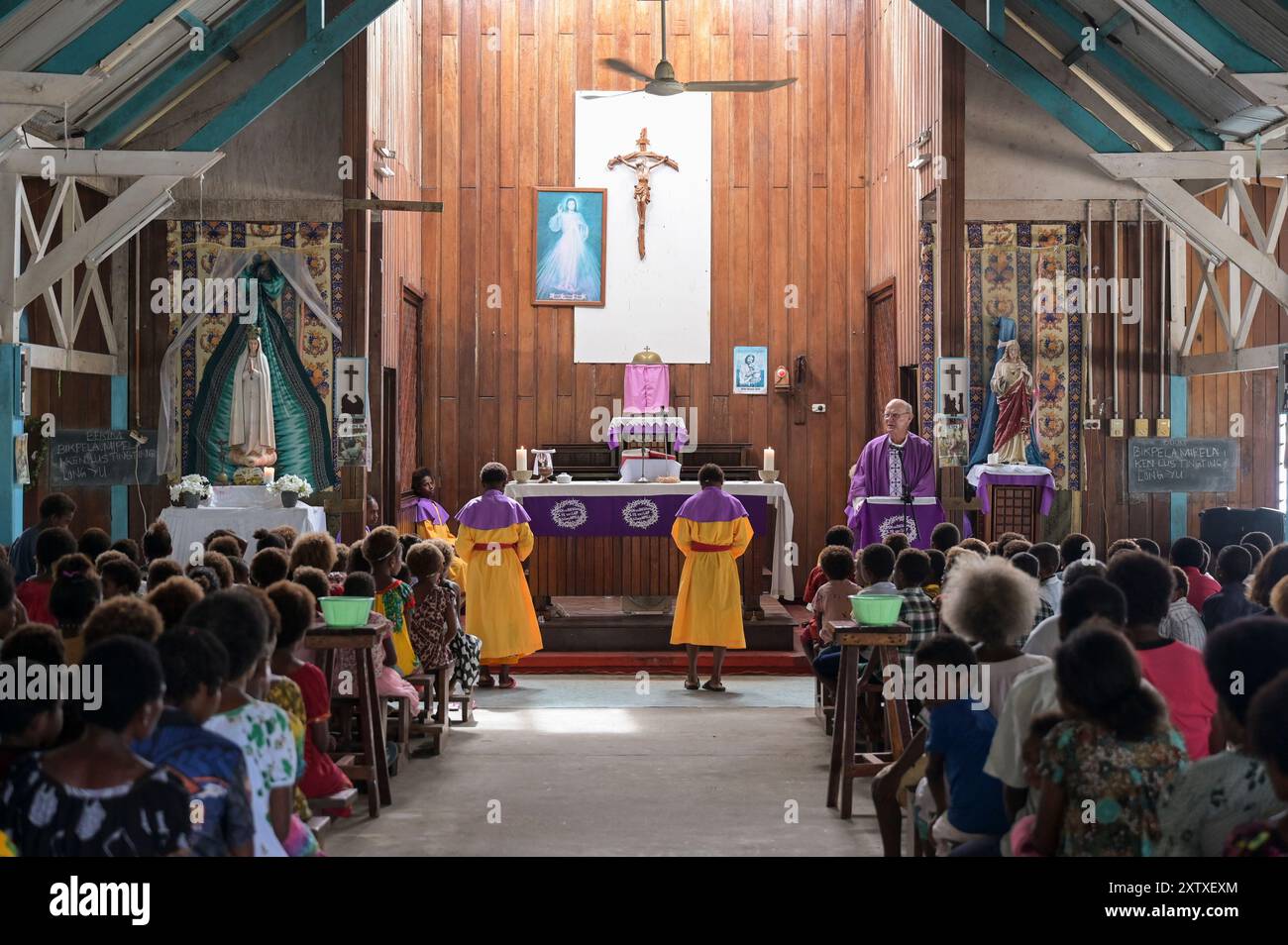PAPUA NEW GUINEA, Madang, village Riwo, mass in catholic church, SVD ...