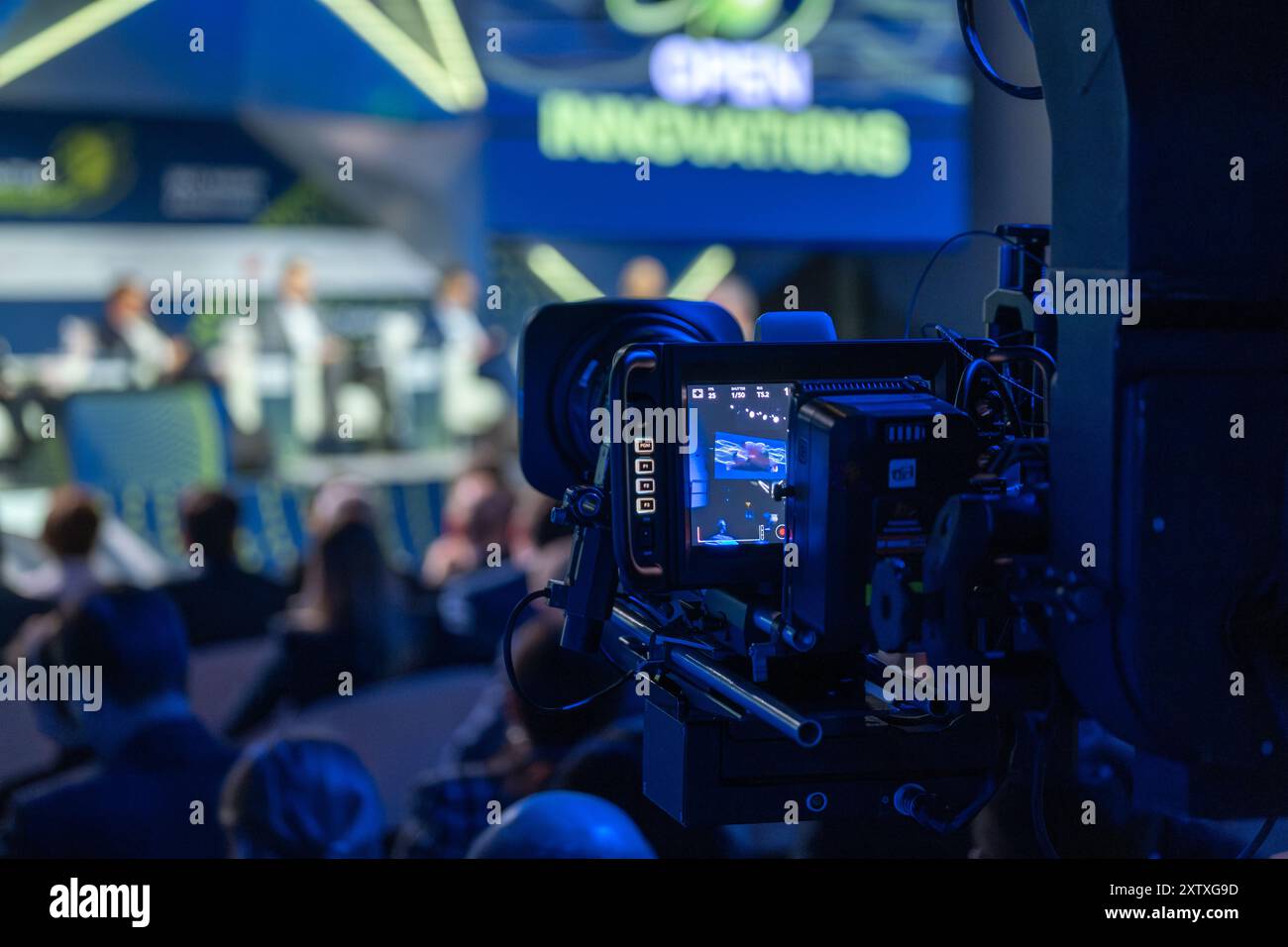 Tv studio filming interview hi-res stock photography and images - Alamy