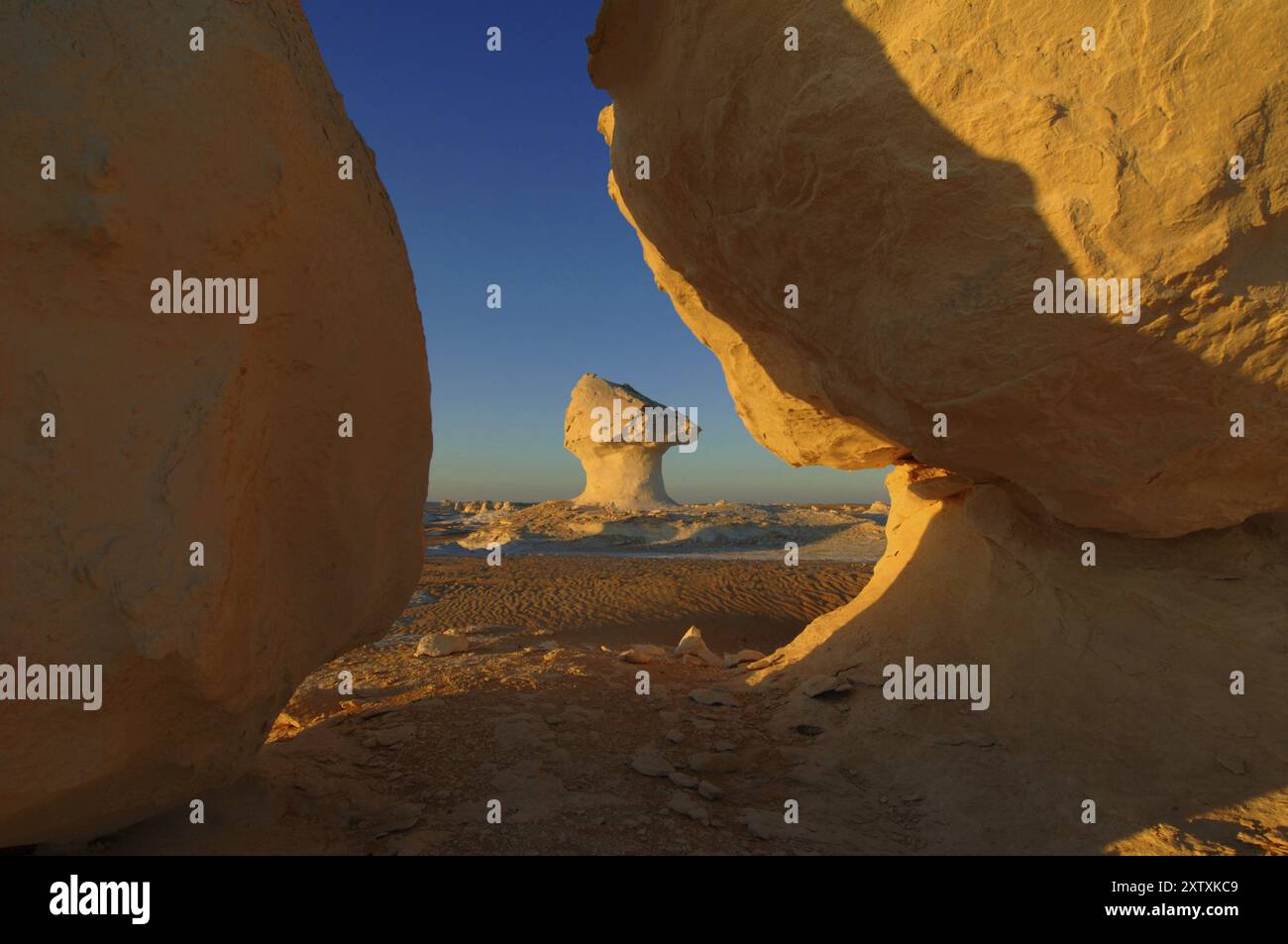 Egypt, White Desert, bizarre sandstone cliffs, Middle East, Africa ...