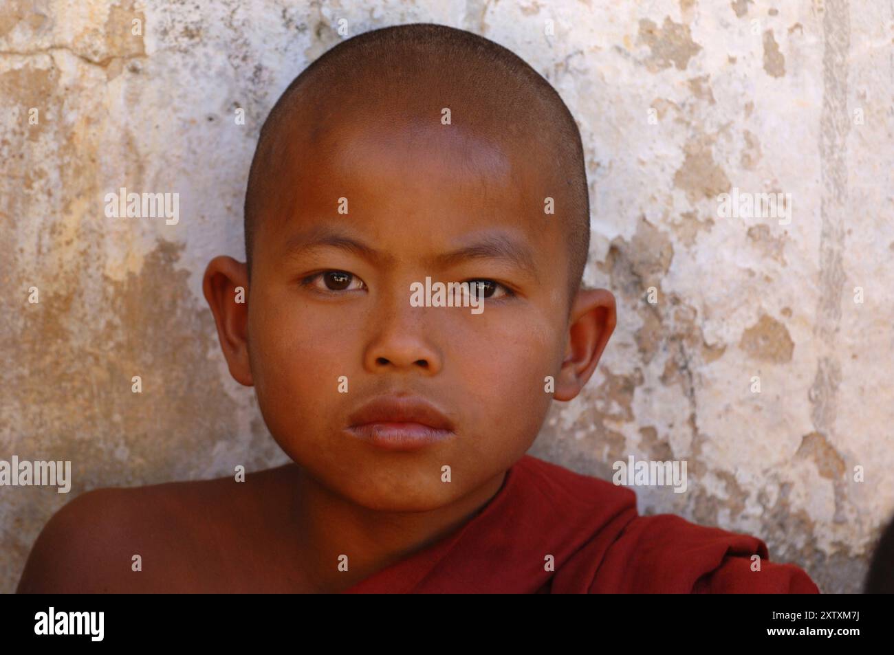 Novice monk looking at camera hi-res stock photography and images - Alamy