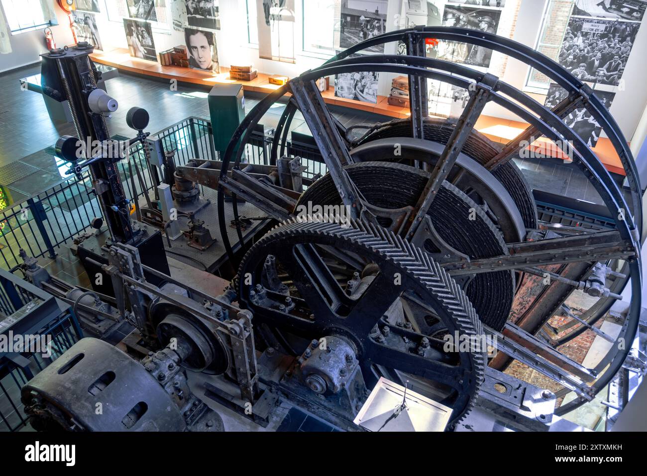 Winding engine with depth indicator to raise and lower lift cage in ...