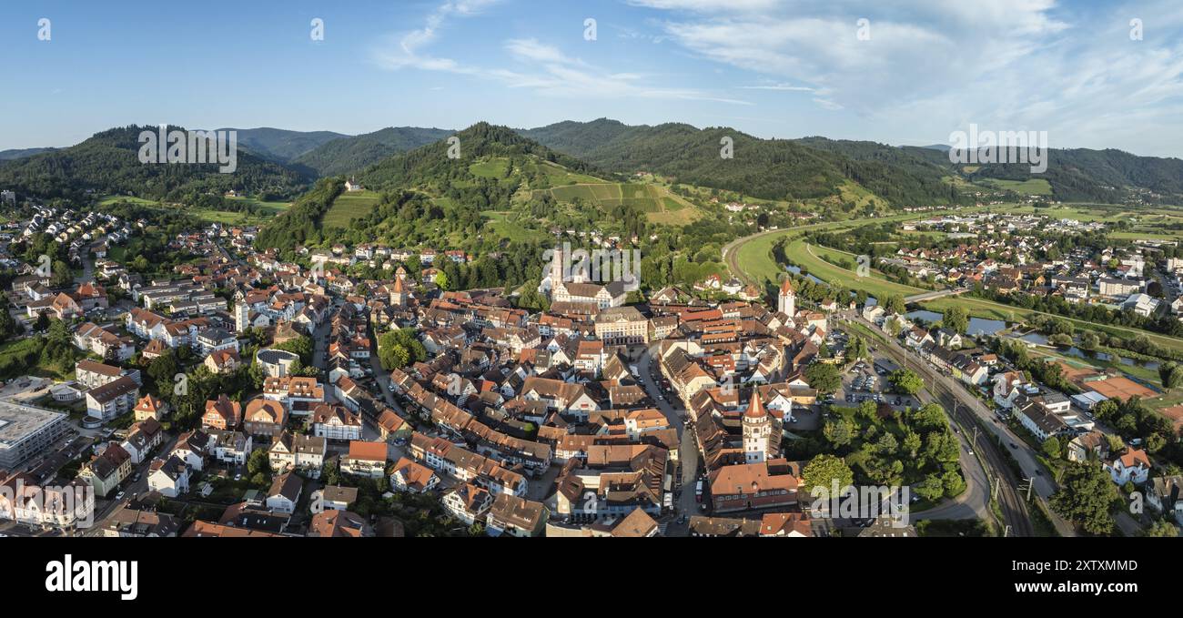 The old town centre of Gengenbach, on the right the river Kinzig ...