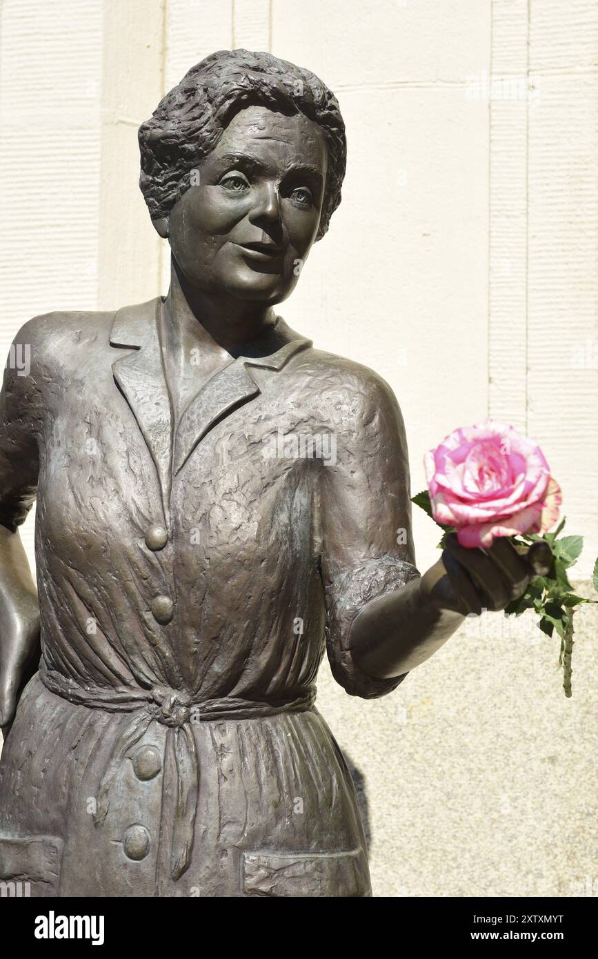 Life size bronze statue of heidi kabel hi-res stock photography and ...