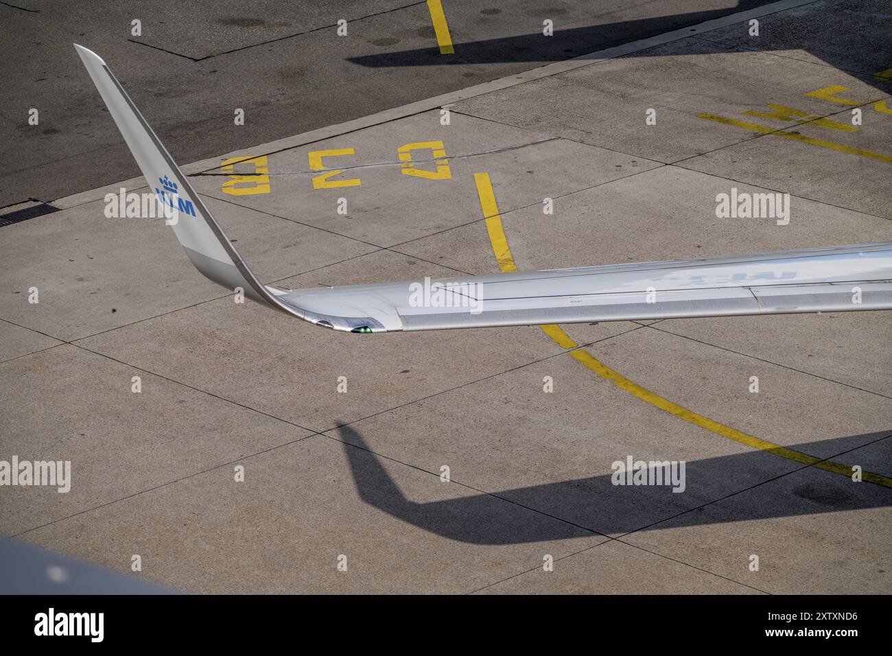 Winglets, upward curved wing extension, thus reduced drag, lower fuel ...