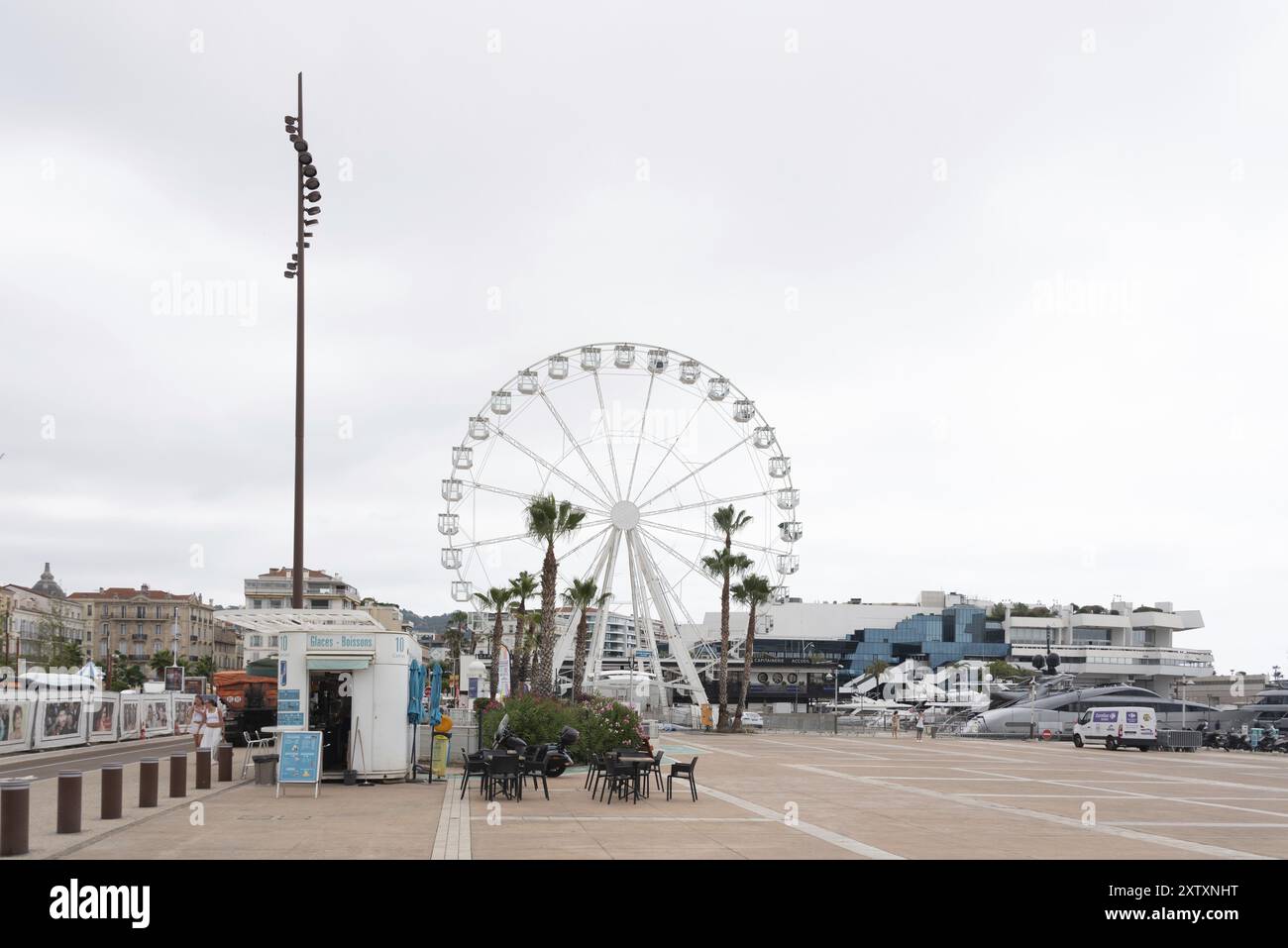 Giant ferris wheel stands hi-res stock photography and images - Alamy