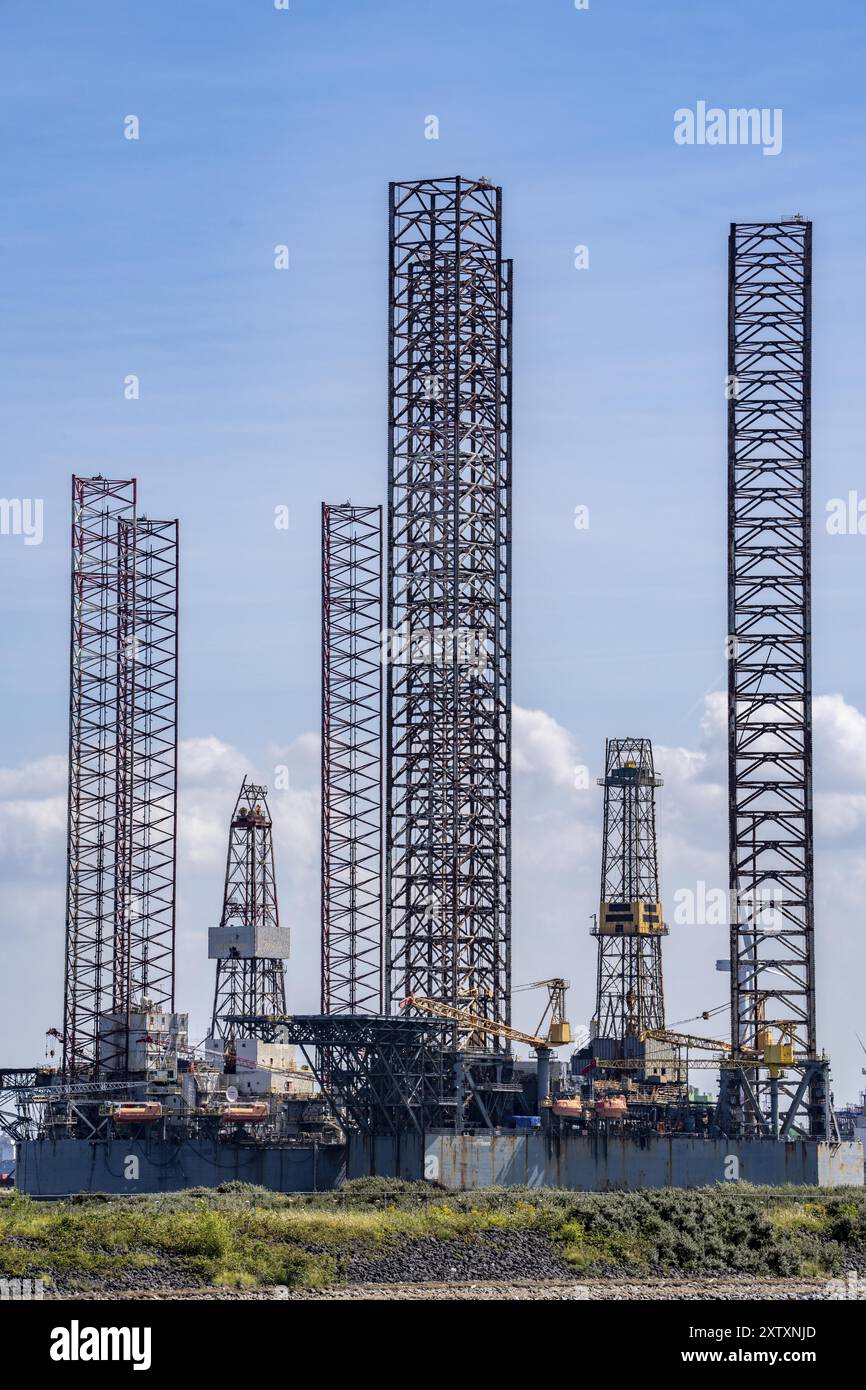 Platforms of gas extraction hi-res stock photography and images - Alamy