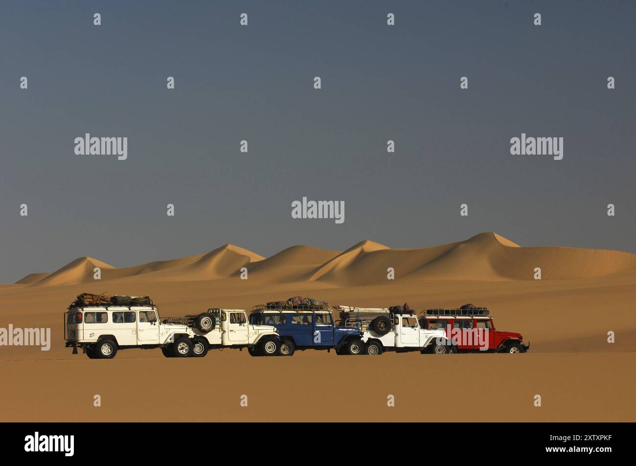 Egypt, Great Sand Sea, jeeps with tourists, Middle East, Africa Stock ...