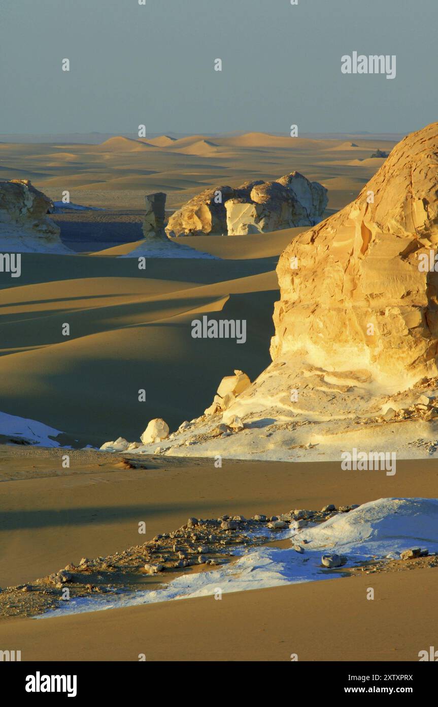 Egypt, White Desert, bizarre sandstone cliffs, Middle East, Africa ...