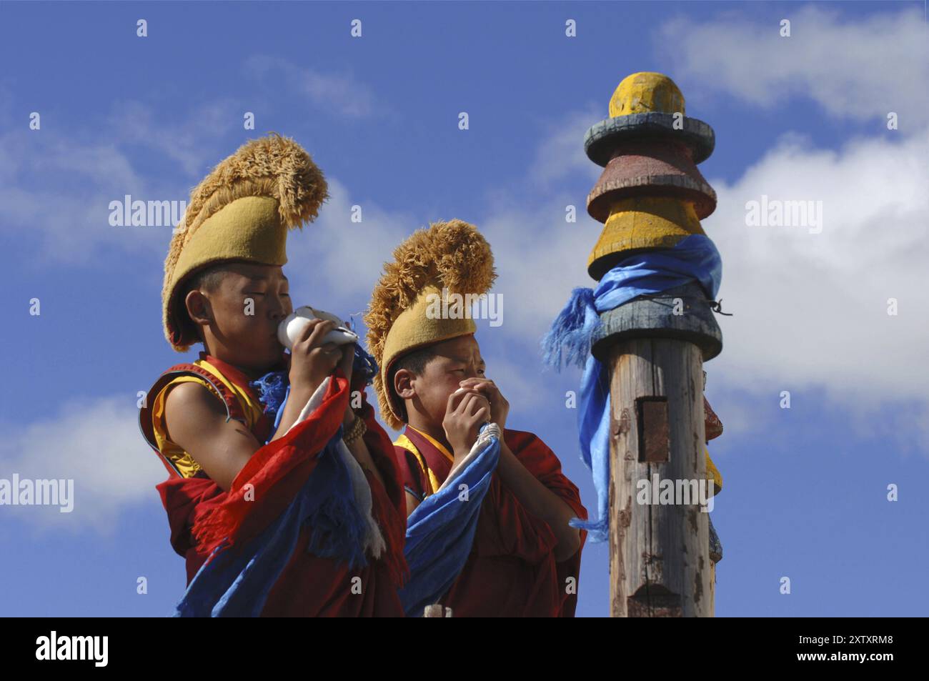 Conch blowers hi-res stock photography and images - Alamy