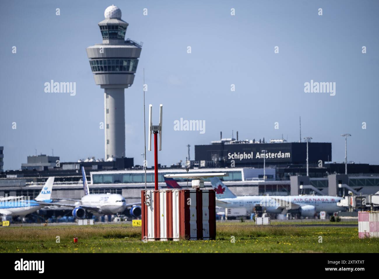 Amsterdam Shiphol Airport, AMS, Aalsmeerbaan, runway, radar to detect ...