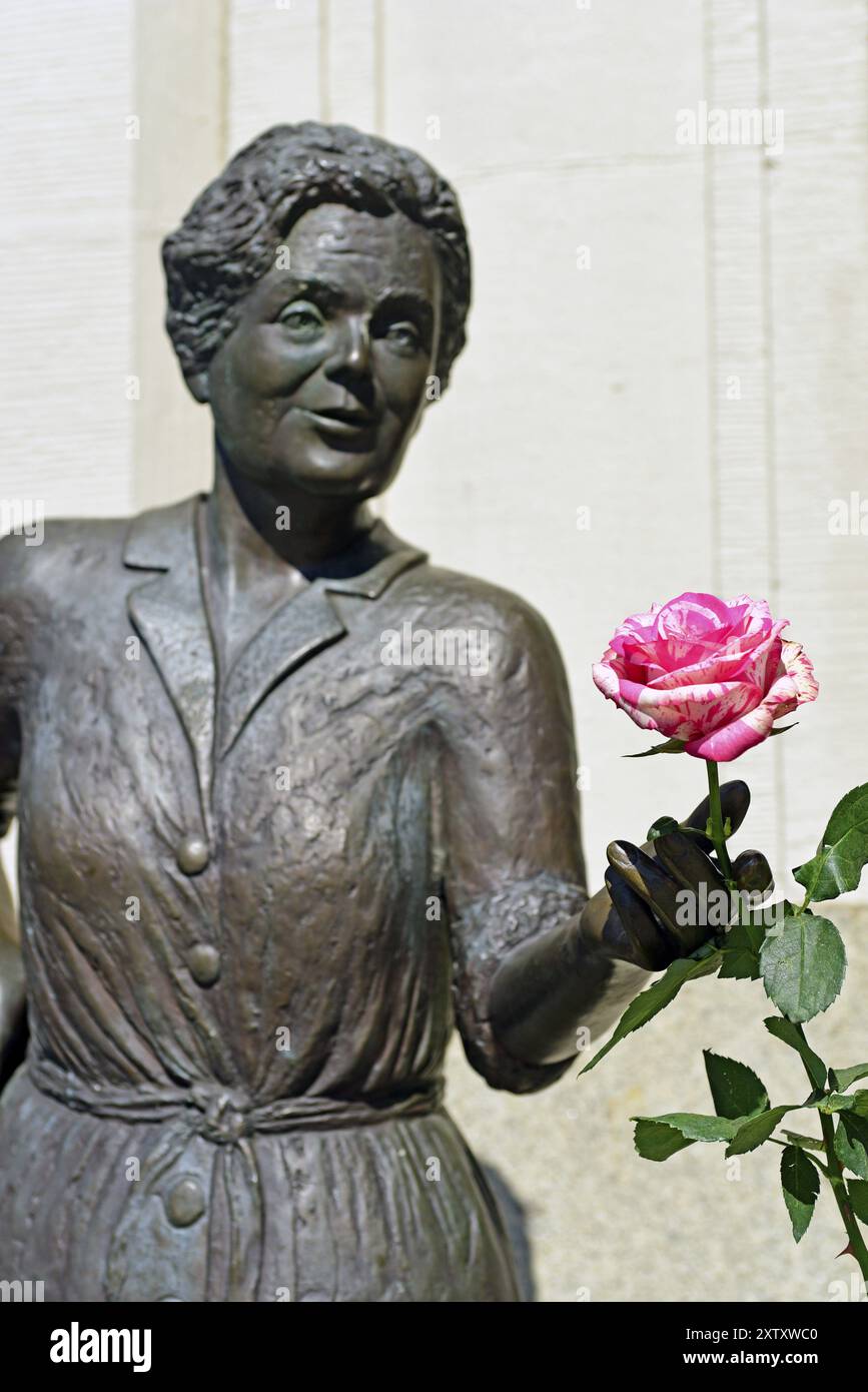 Life size bronze statue of heidi kabel hi-res stock photography and ...