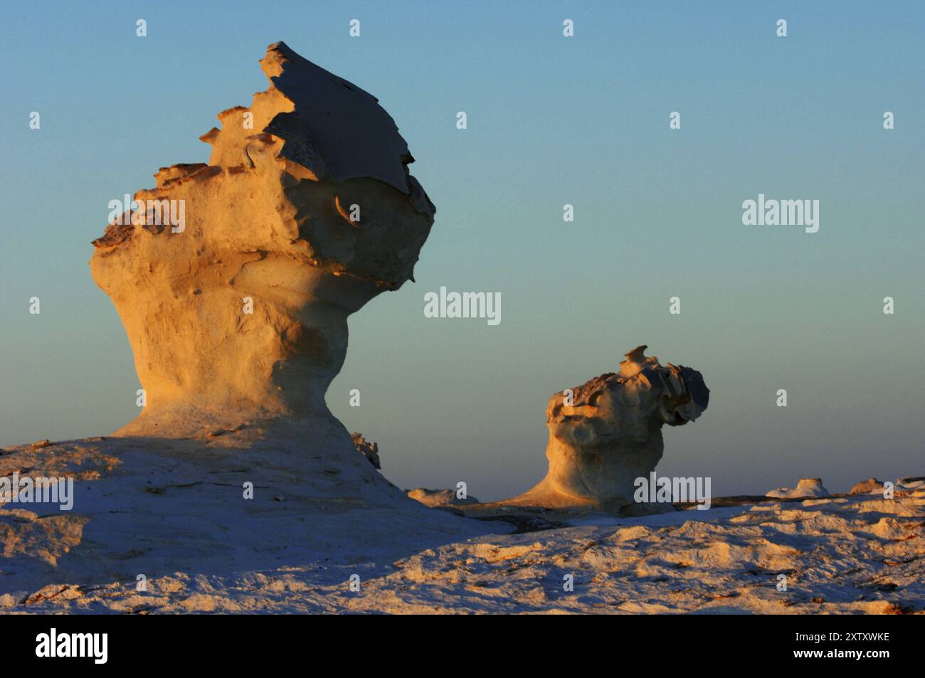 Egypt, White Desert, bizarre sandstone cliffs, Middle East, Africa ...