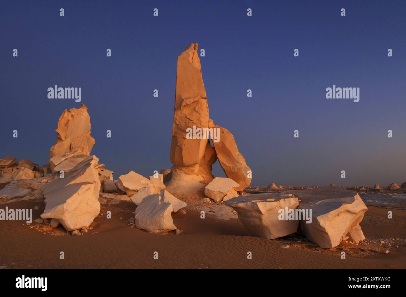 Egypt, White Desert, bizarre sandstone cliffs, Middle East, Africa ...