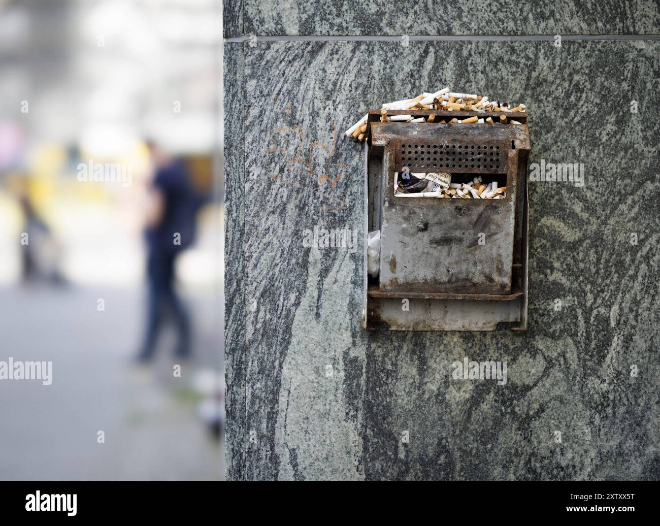 Schmutziger aschenbecher hi-res stock photography and images - Alamy