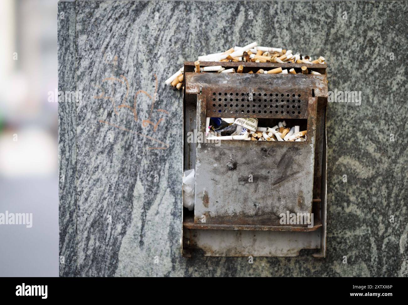 Overfilled ashtray hi-res stock photography and images - Alamy