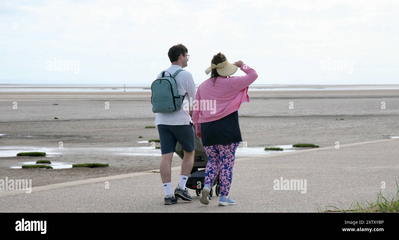 Family families summer time beach hi-res stock photography and images ...