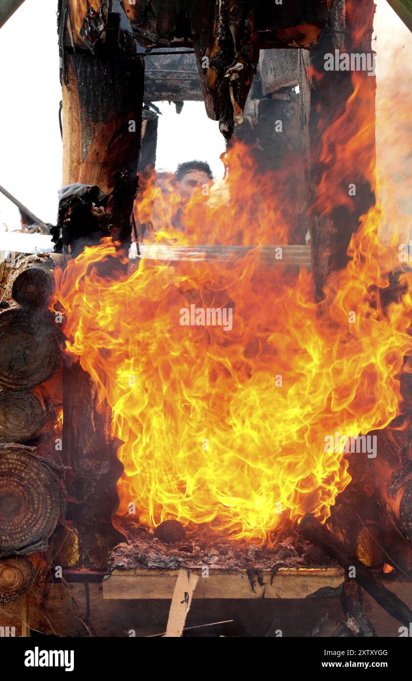 Hindu people burning corpse hi-res stock photography and images - Alamy