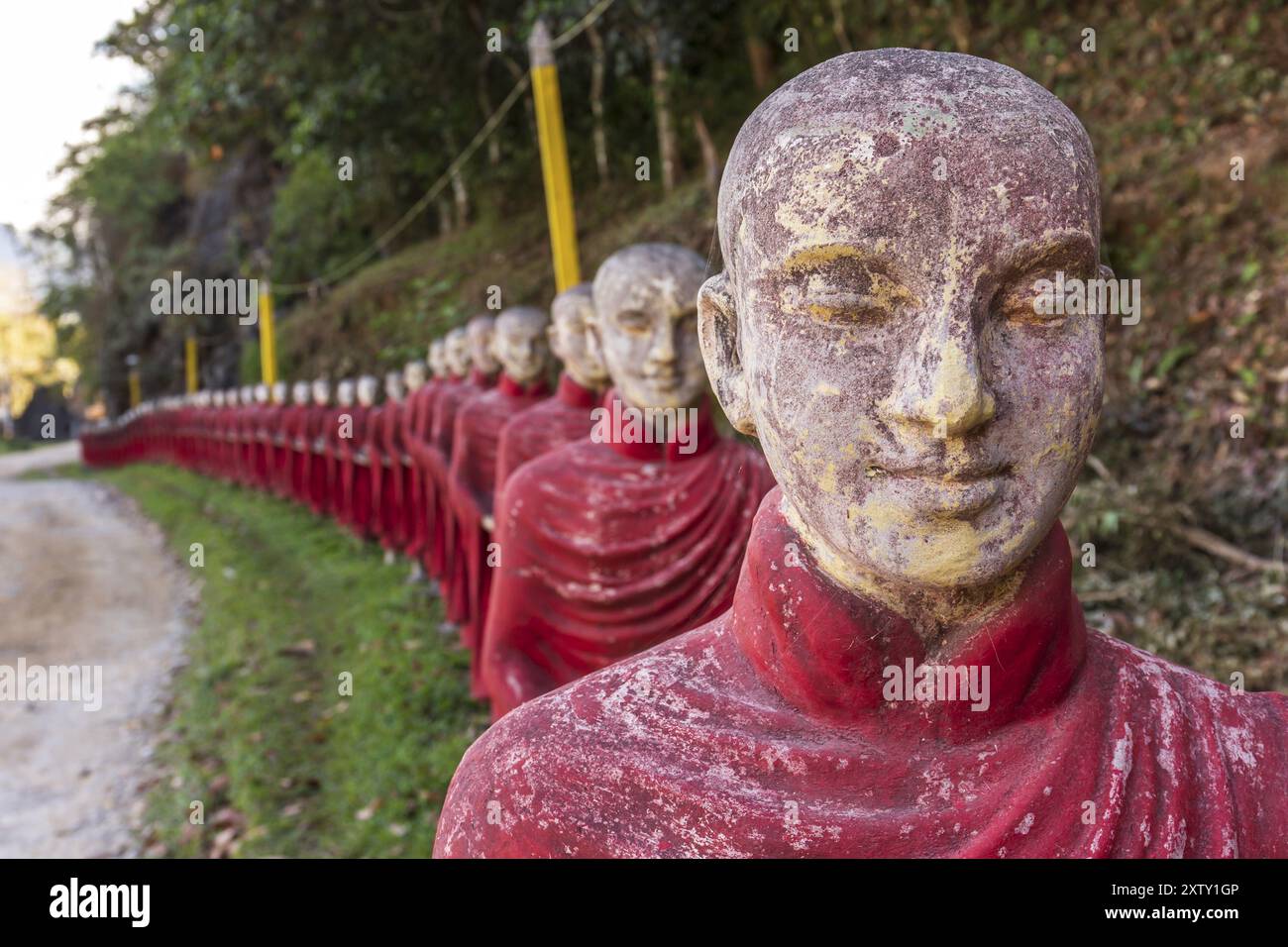 Long row of monk statues at Kaw Ka Thaung cave Stock Photo - Alamy