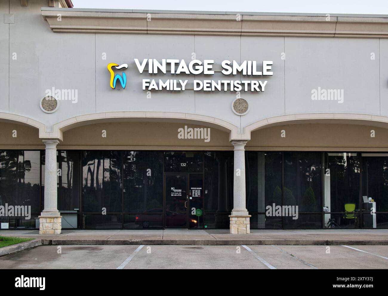 Vintage smile family dentistry hi-res stock photography and images - Alamy