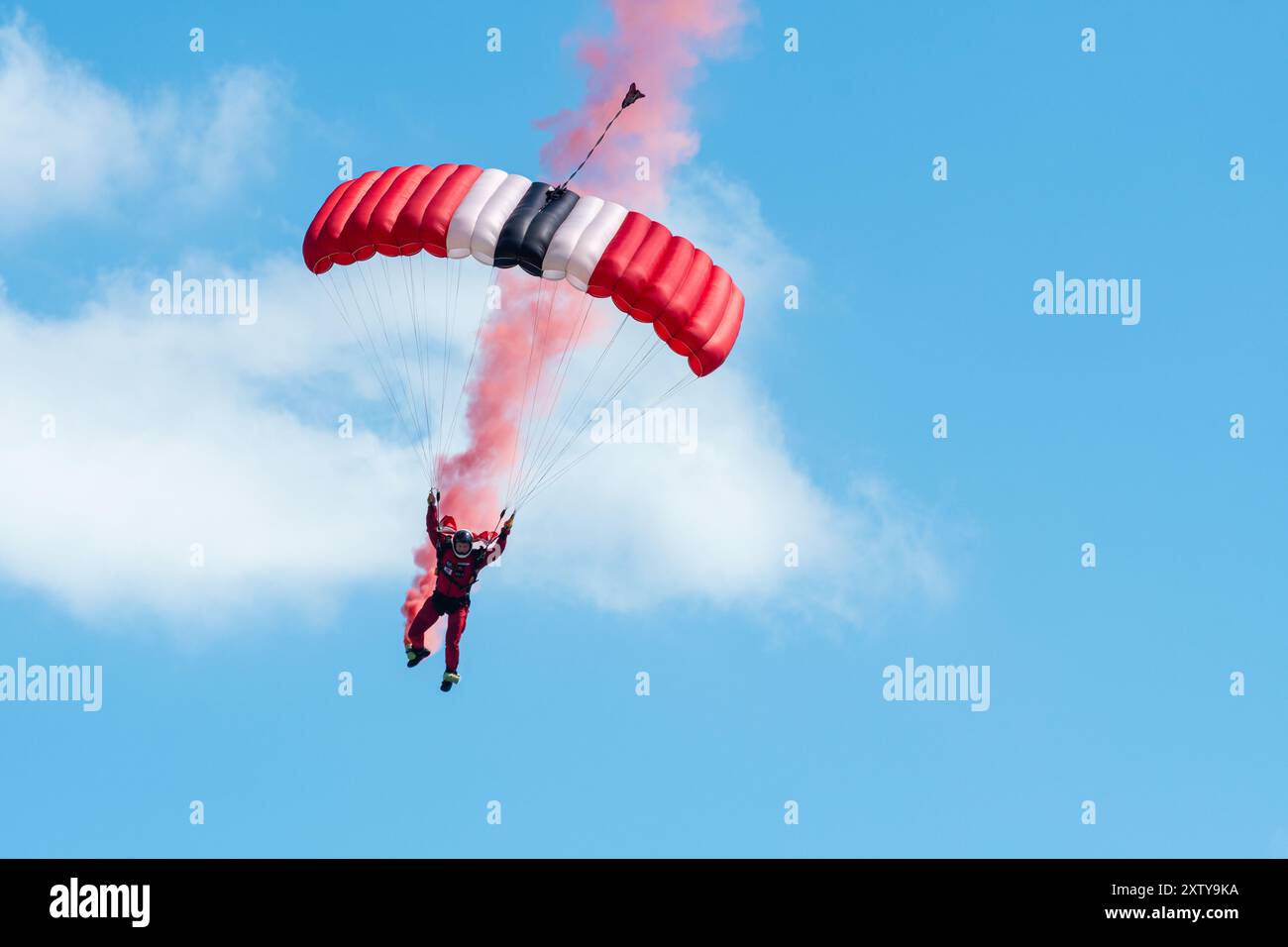 Army red devils parachute team hi-res stock photography and images - Alamy