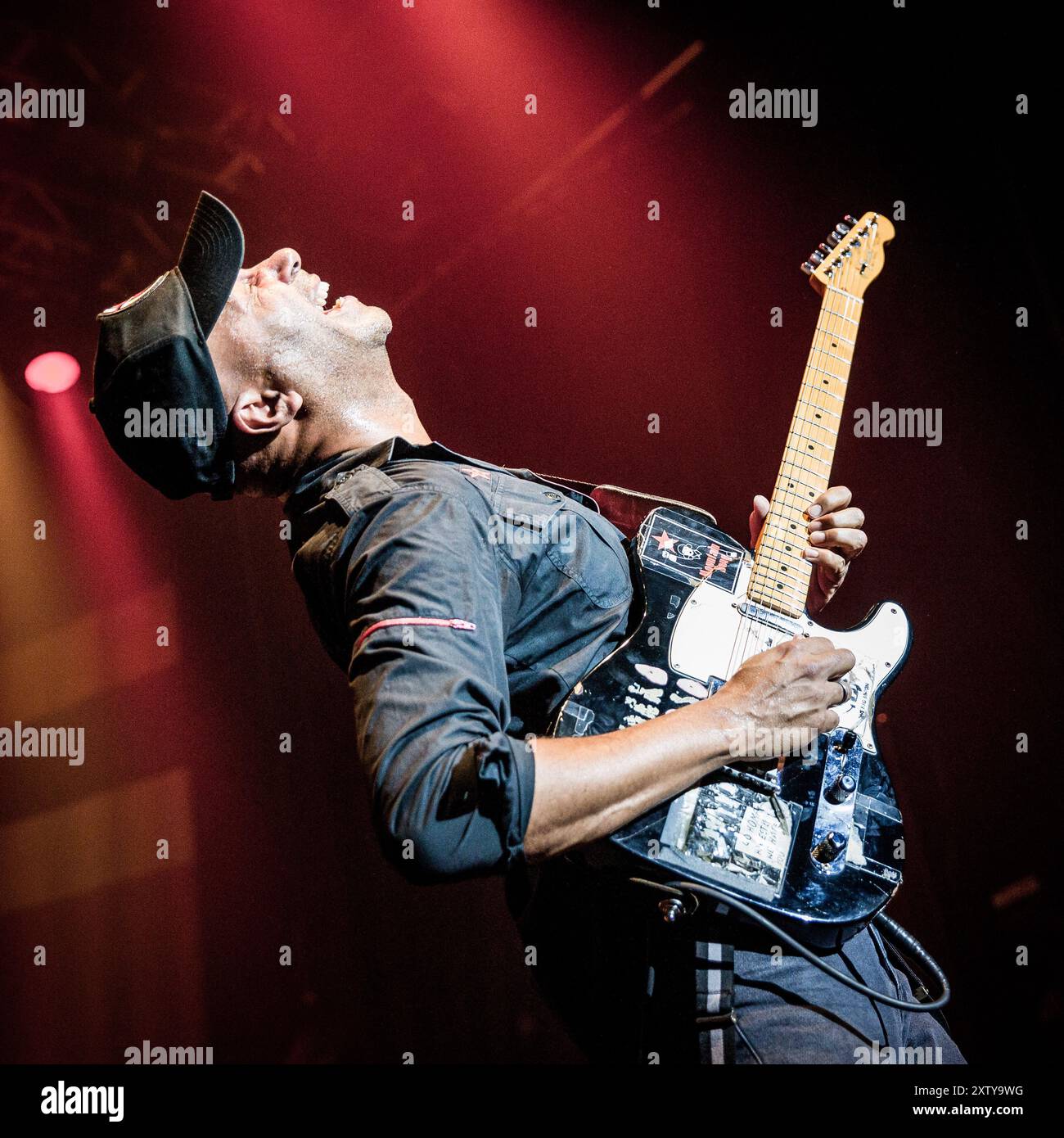 Tom morello guitar hi-res stock photography and images - Alamy