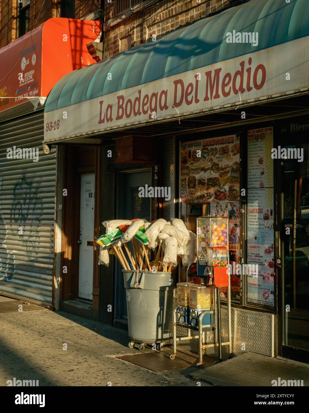 Bodega Del Medio in Elmhurst, Queens, New York Stock Photo - Alamy