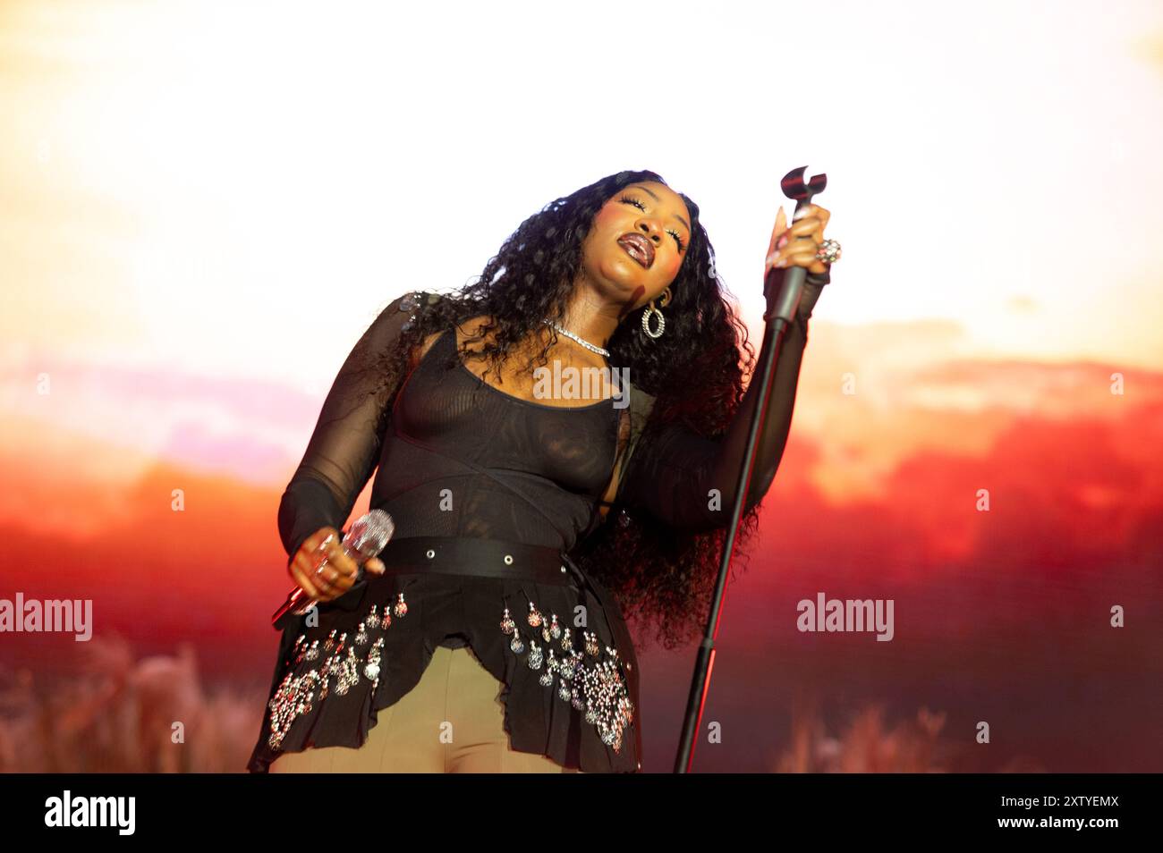 Tems singer hi-res stock photography and images - Alamy