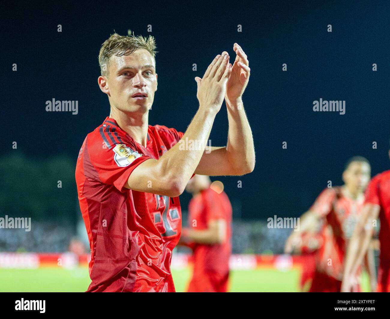 Die Bayern feiern in der Kurve, Joshua Kimmich (FC Bayern Muenchen, #06 ...