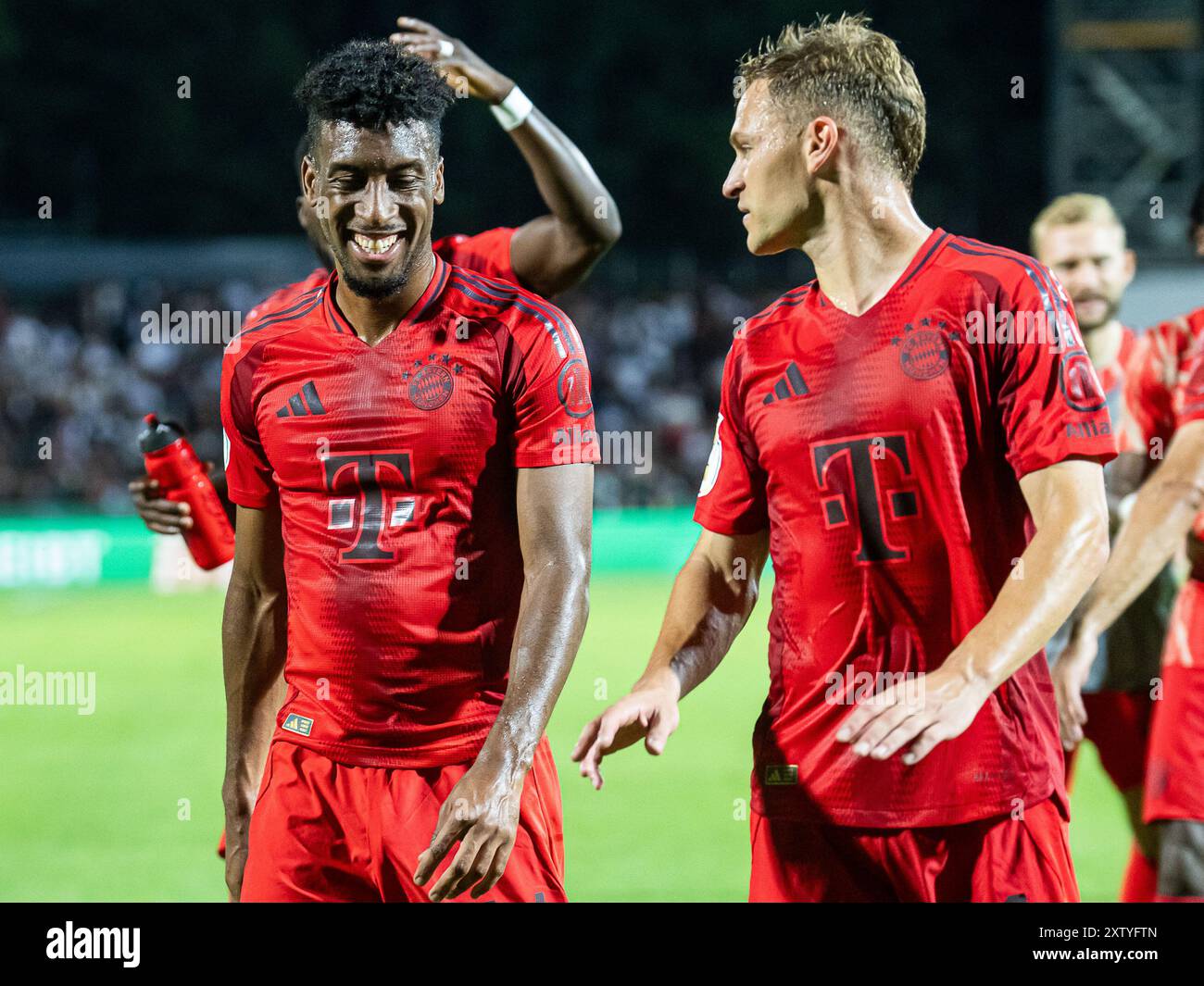 Kingsley Coman (FC Bayern Muenchen, #11) freut sich mit Joshua Kimmich ...