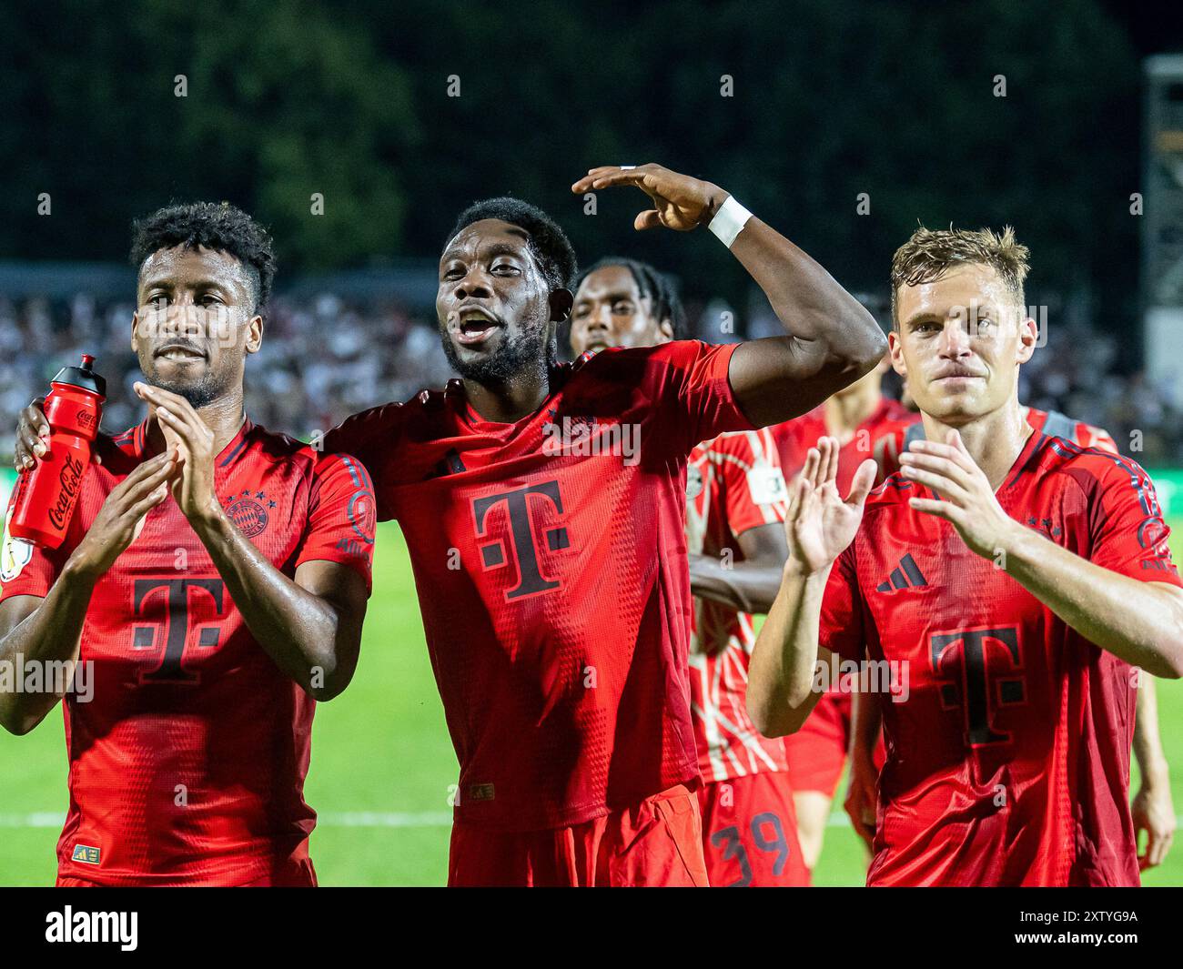 Kingsley Coman (FC Bayern Muenchen, #11) jubelt mit Alphonso Davies (FC ...