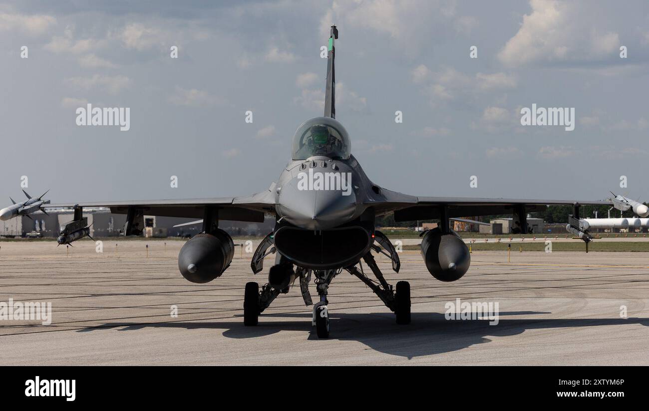 An F-16 Fighting Falcon from the 180th Fighter Wing, Ohio Air National ...
